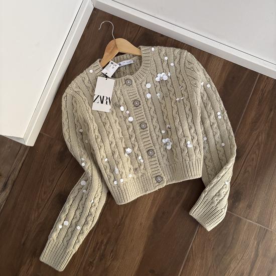 Zara divan kardigan sa ukrasima Novo