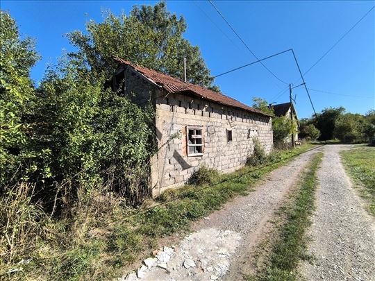 Adrani, 42 a sa dve zgrade
