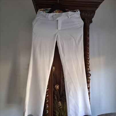 Elegantne bele pantalone sa cvetnim detaljem