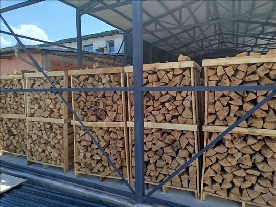Cepana drva na paleti i pelet Ideal i Crown forest