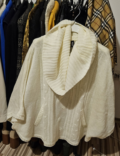 Prelep ponco sa rolkom H&M snizeno