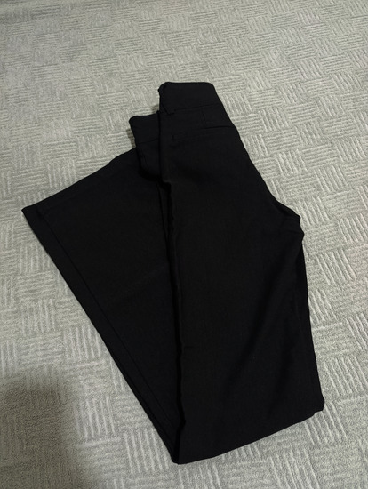 Crne pantalone zvonarice XS SNIZENJE ⚡