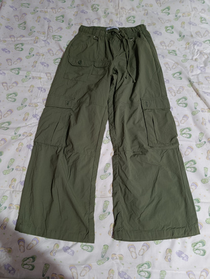 Bershka maslinaste cargo pantalone
