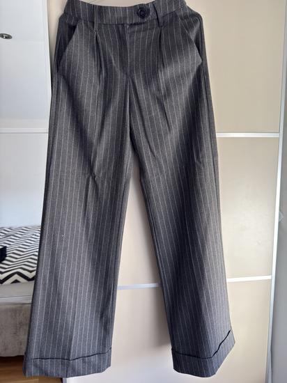Bershka pantalone sirokih nogavica