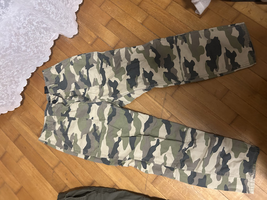 H&M kamuflazne dzeparice