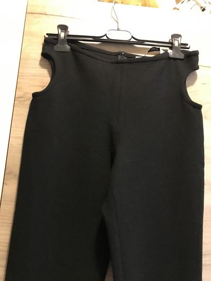 Zara crne pantalone sa otvorom M