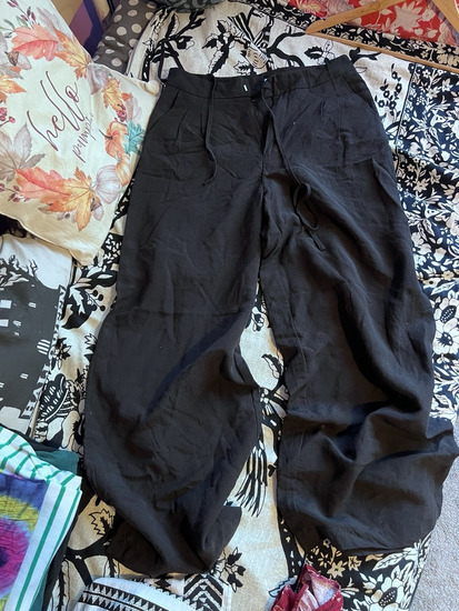 Siroke Leprsave Crne Pantalone
