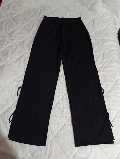 Crne pantalone sa prorezima
