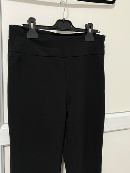 Crne pantalone sa duplim pojasom