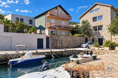 Kuća na prvoj liniji do mora u Krašićima, Luštica – 180 m², vez za plovilo