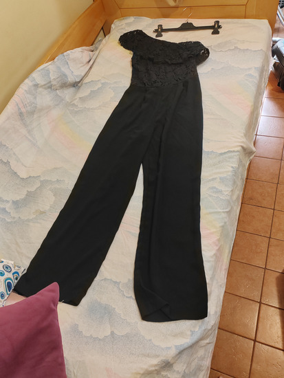 MANGO crni kombinezon