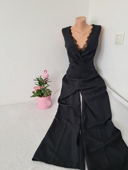 Elegantni crni kombinezon sa cipkom vel 36