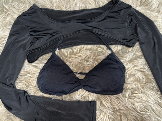 Dfyne model Impact Strappy Bra top