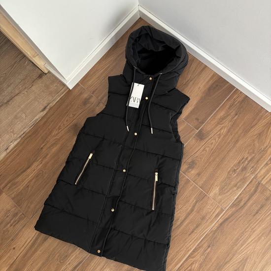 Zara odlican jesenji prsuk szastitom od vetra Novo