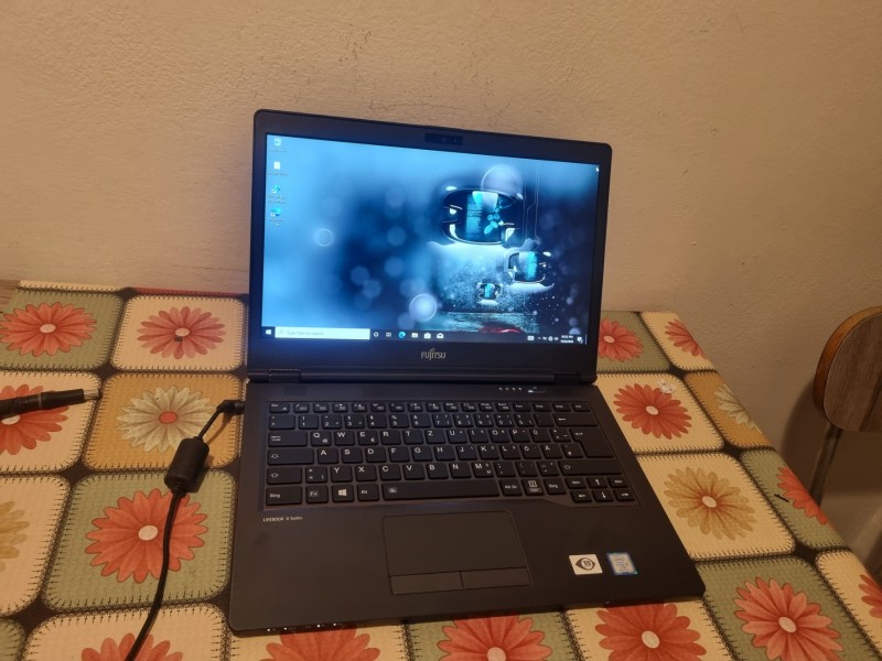 fujicu 14 inca i5 8350U 1,9ghz 4 GB DDR4 ispravan