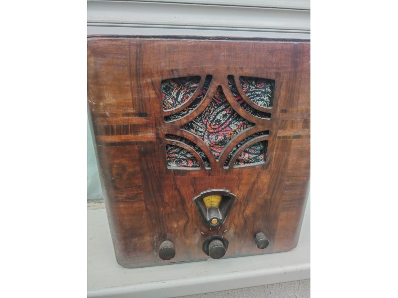 vrlo stari radio apart