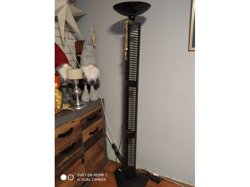 Podna lampa-industrijski dizajn