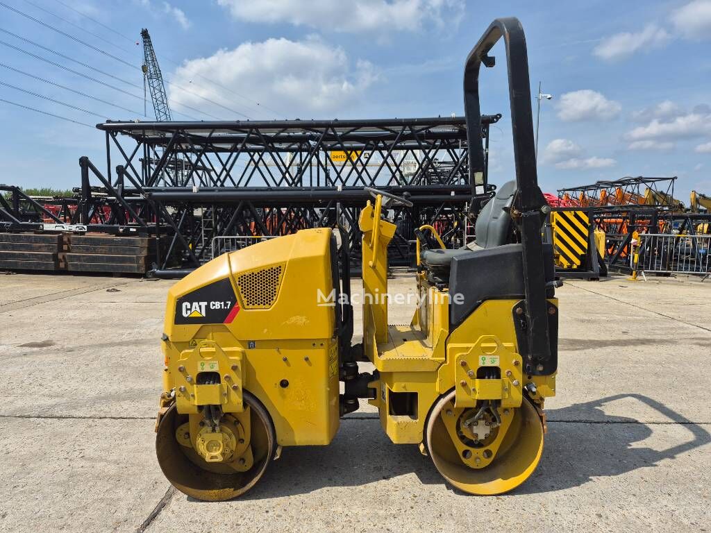 Caterpillar CB 1.7 valjak za asfalt