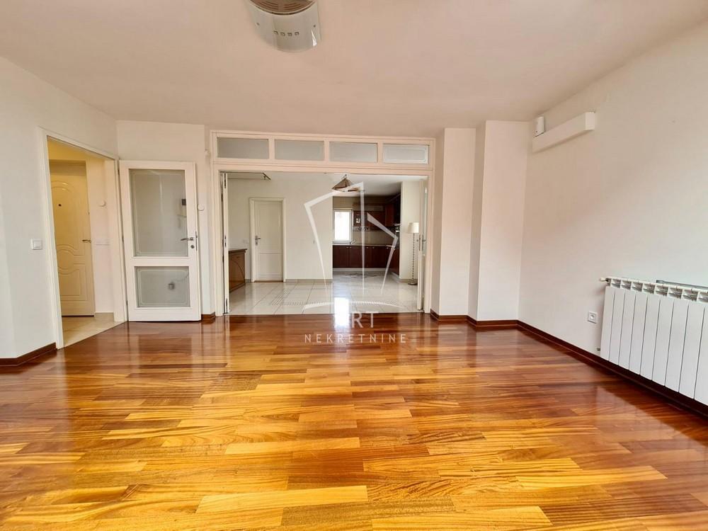 Sibinjanin Janka, Četvoroiposoban stan na prodaju, 117m2, 440.000€