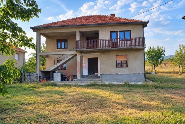 Na prodaju kuća sa imanjem u selu Moštanica