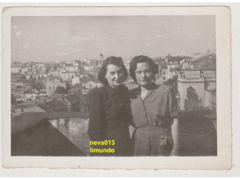 Stara FOTOGRAFIJA - devojke i panorama grada