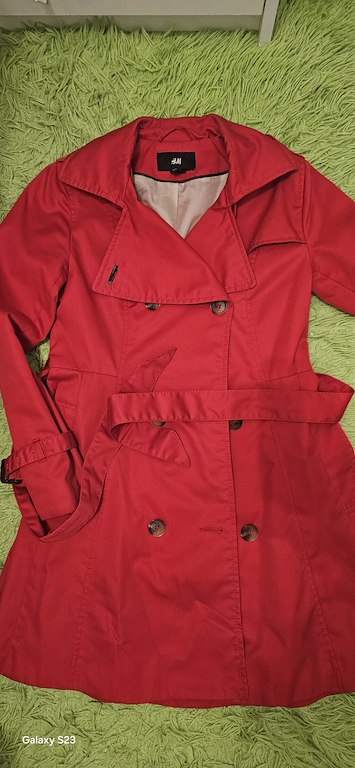 H&M ženski trenč kaput u crvenoj boji. - Model: klasični dvoredni
