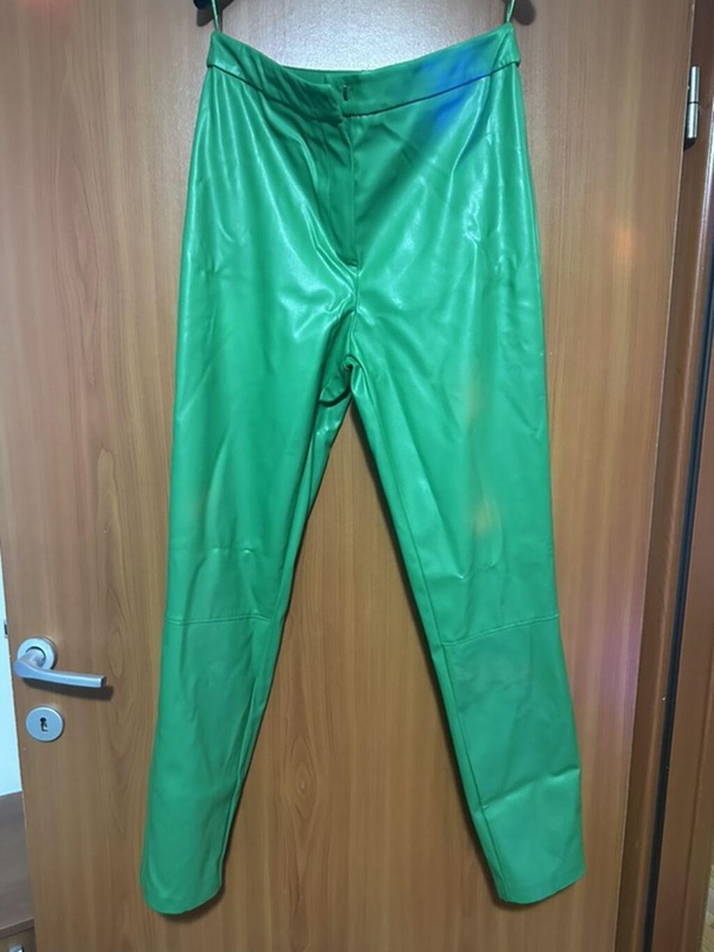 Zelene uske pantalone od eko kože - Materijal: meka eko koža