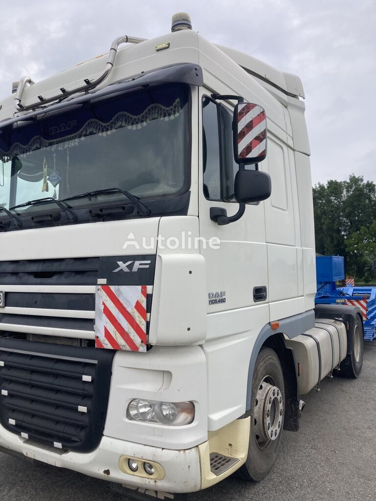 DAF XF 105 460 tegljač + poluprikolica sa niskom platformom