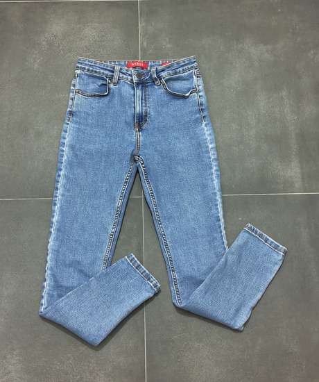 GUESS DUBOKE FARMERKE 27
