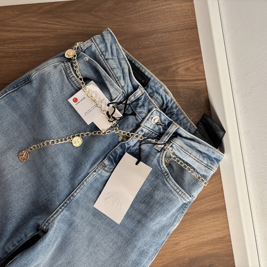 Zara lepe farmerice sa zlatnim lancem Novo
