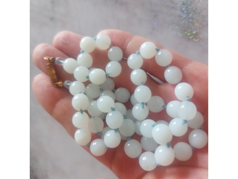 Vintage ogrlica beli opal