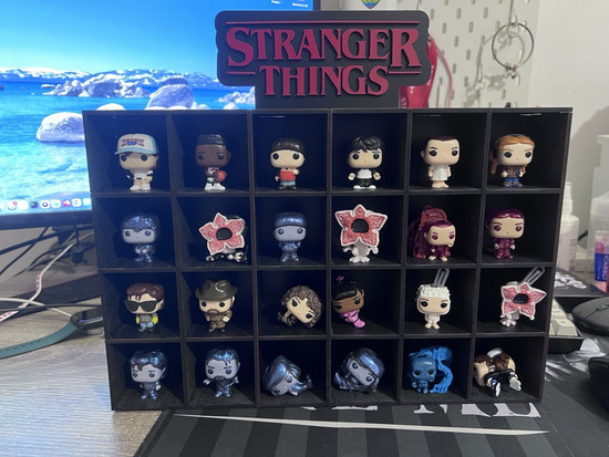 Stranger Things kolekcija figurica sa policom