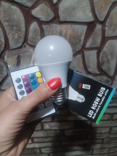 LED RGBW sijalica menja boje