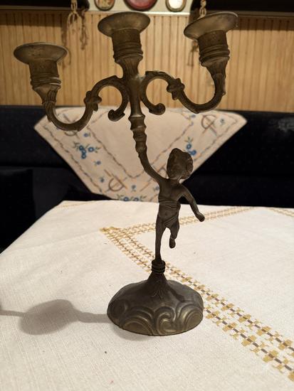 Stari mesingani svećnjak - Figura dečaka/ 3 kraka