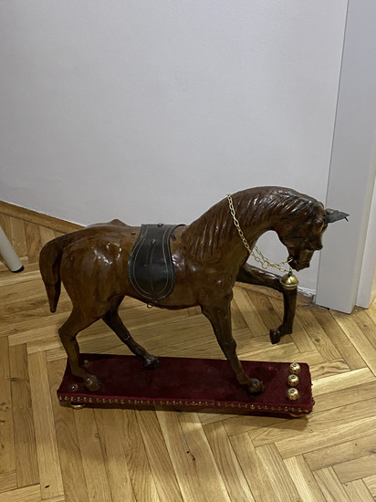 Konj od punog drveta
