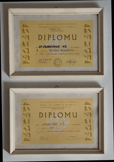 2 drvena rama sa diplomama iz SFRJ 35x25cm
