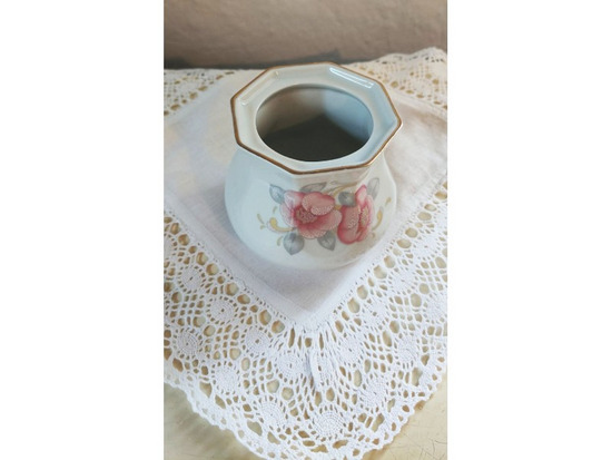 Fena porcelanska vazica