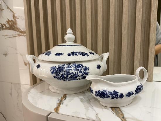 Vintage porcelanska činija za supu sa sosijerom