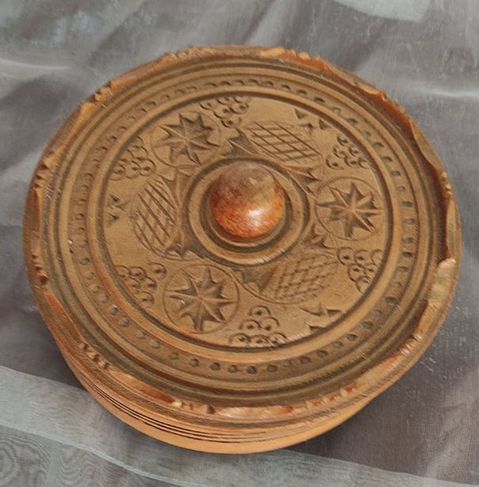 Izrezbarena drvena kutija 12x4.5 cm