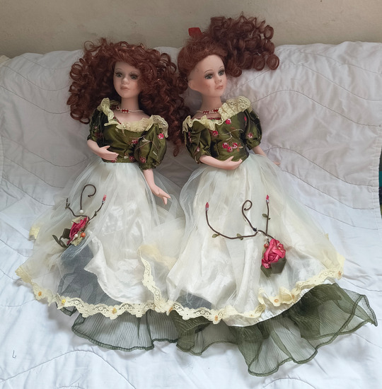 Dve velike prelepe porcelanske lutke
