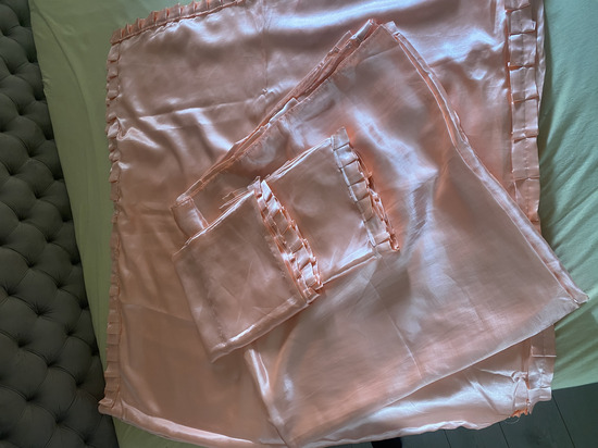 Satenska roze posteljina