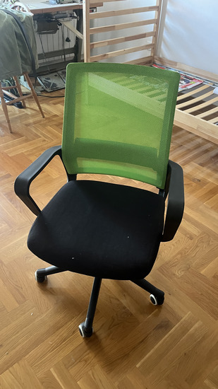 ODLICNA RADNA STOLICA