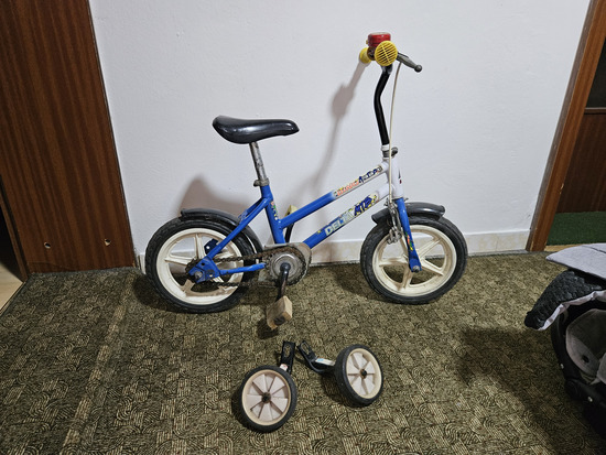 Dečiji bicikl sa pomoćnim točkićima