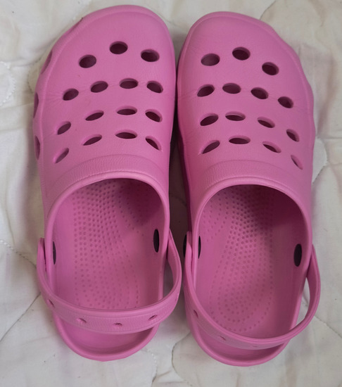 Nove gumene roze papuče 33