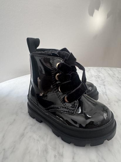 H&M lakovane cizmice