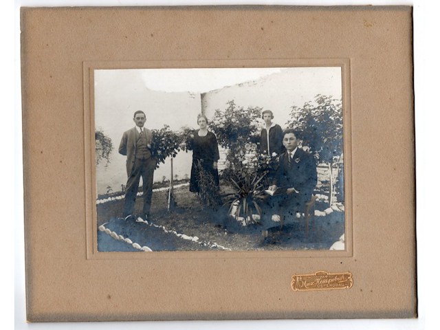 Foto Mih.Petrović Obrenovac. Ljudi u dvorištu kuće