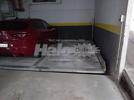 Banovo Brdo ( kod Ada Mall-a) dva garažna mesta