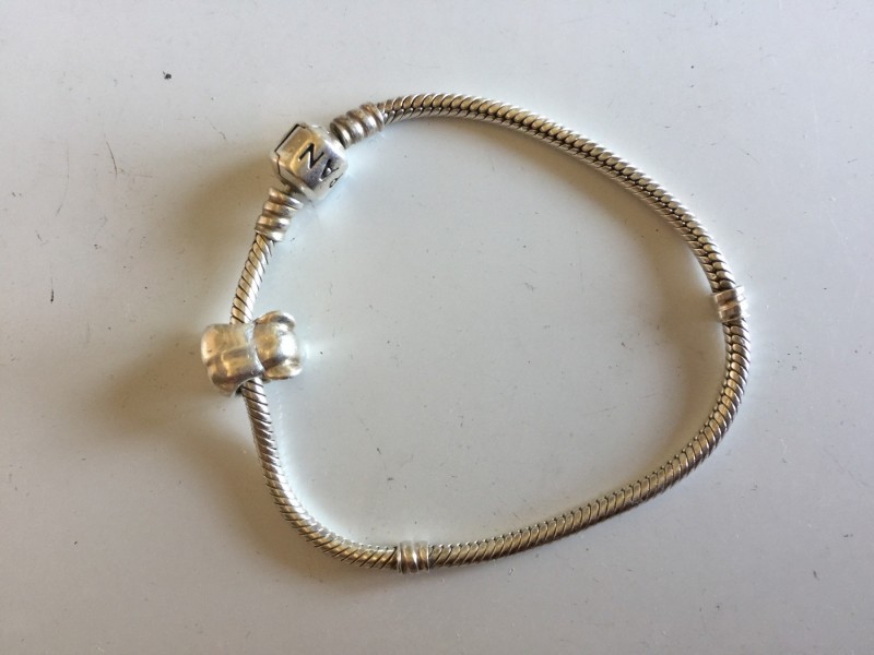 PANDORA srebrna narukvica 925 sa priveskom ORIGINAL