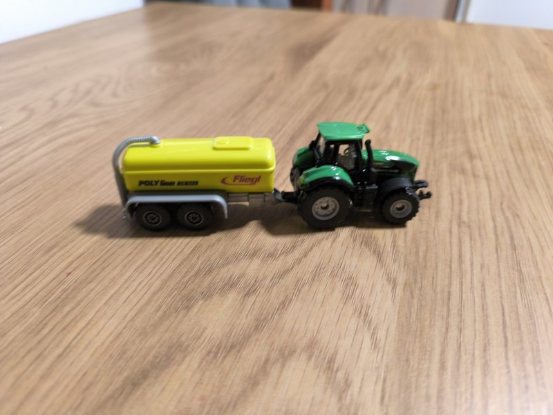 Majorette traktor sa cisternom
