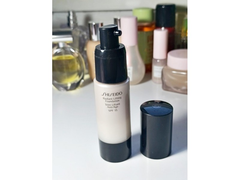 SHISEIDO Radiant Lifting ANTI-AGE puder - WB 60